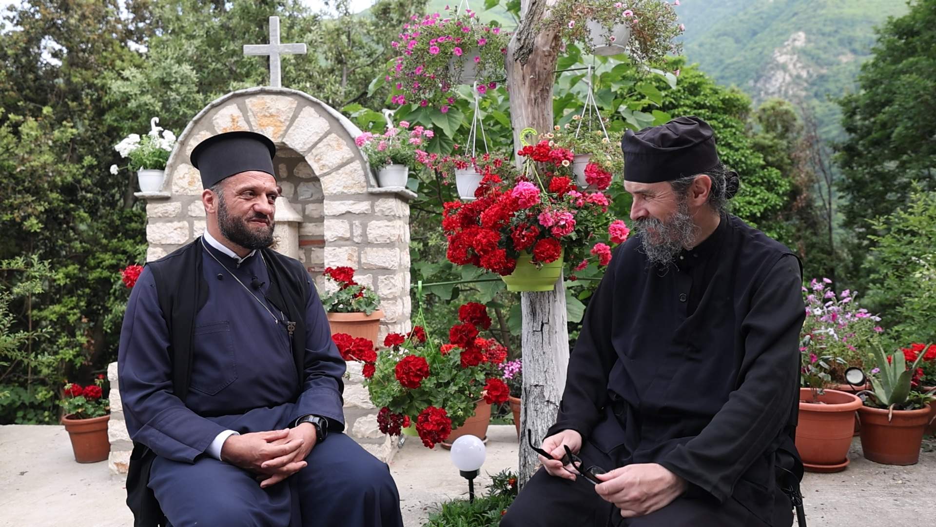 Maica Domnului: minuni și povestiri - p. Ioan Meiu, p. Teologos - O Chilie Athonită: Bucurii din ...